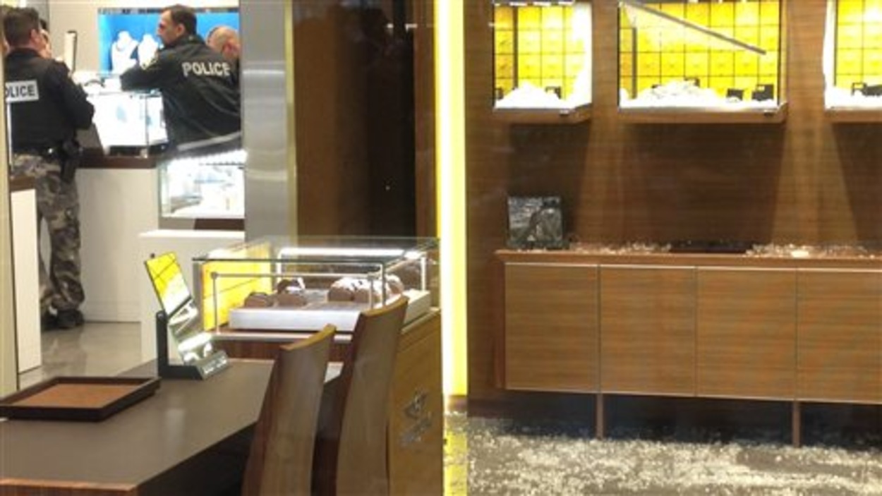 Braquage à la bijouterie Birks du Carrefour Laval | Radio-Canada