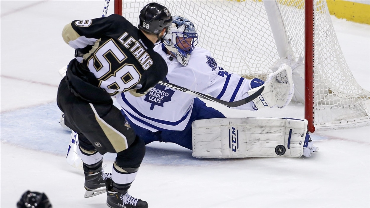 Bernier rebondit devant les Penguins | Radio-Canada