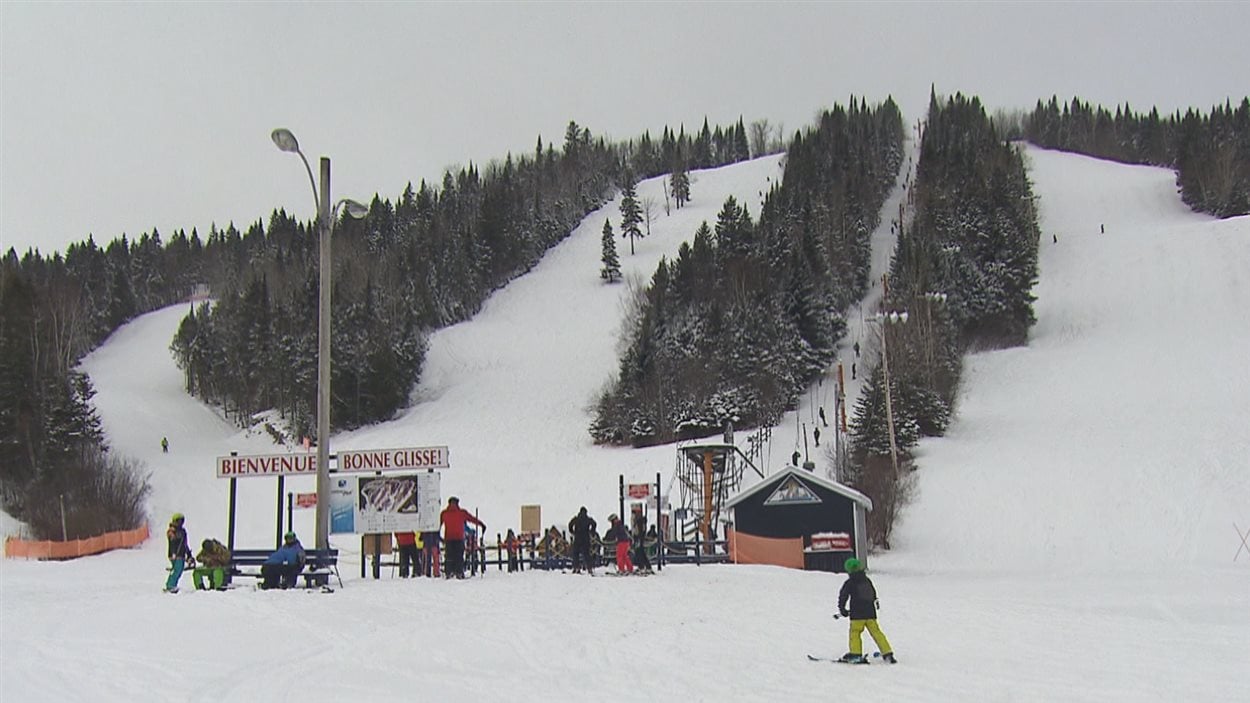 Début tardif de la saison de ski au Mont-Castor | Radio-Canada.ca