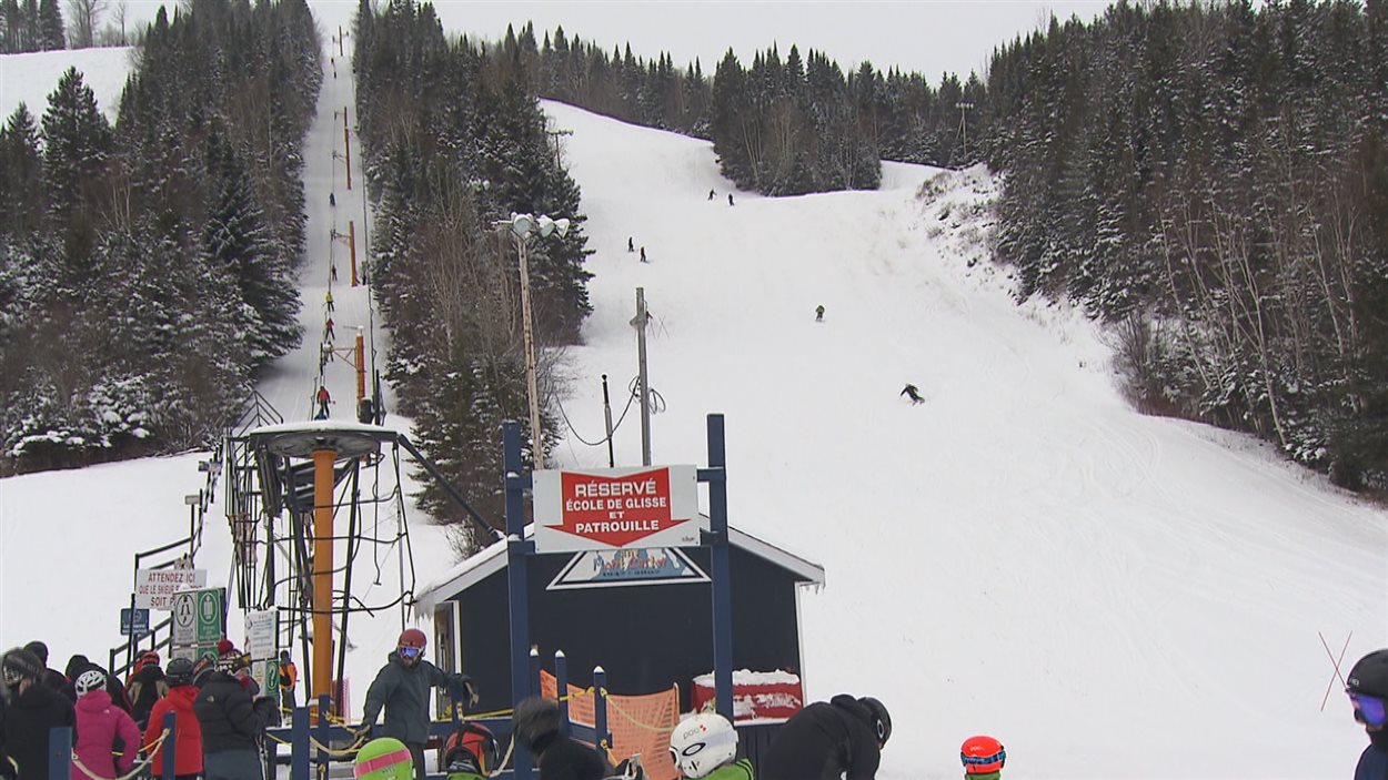 Début tardif de la saison de ski au Mont-Castor | Radio-Canada
