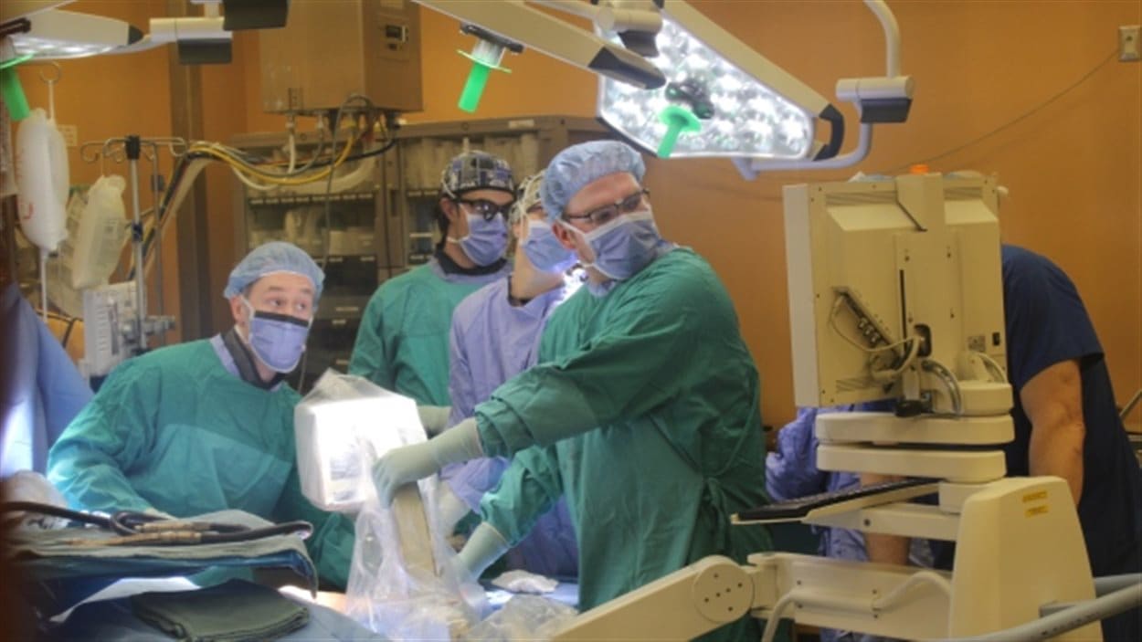 Première main greffée avec succès au Canada | Radio-Canada