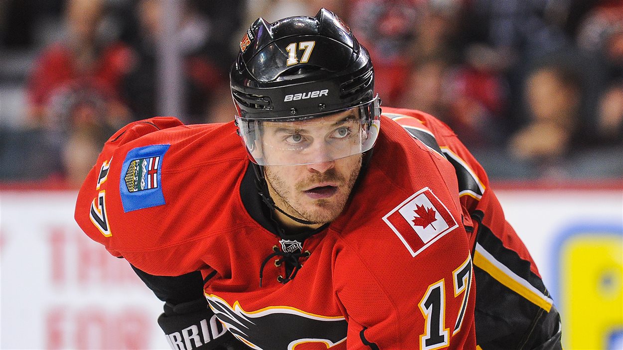 Mi-saison: Les Flames jouent presque pour 500 | Radio-Canada