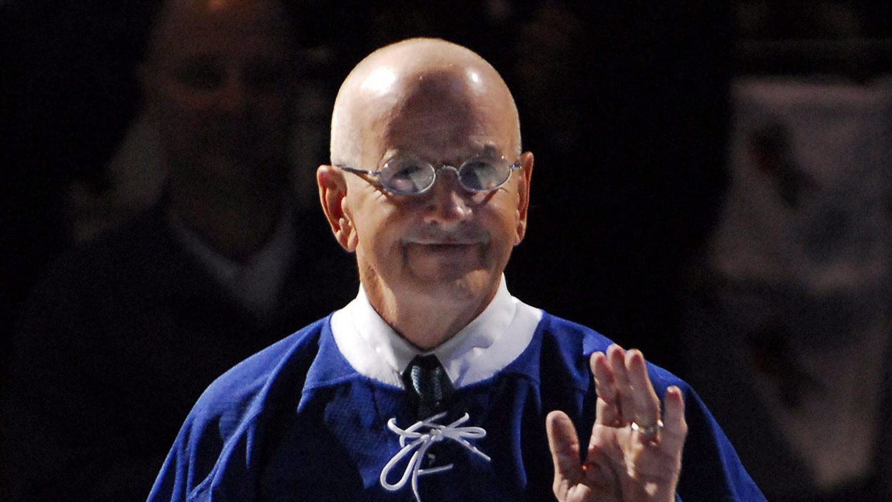 Une statue à l'effigie de Dave Keon devant le Centre Air Canada | Radio ...