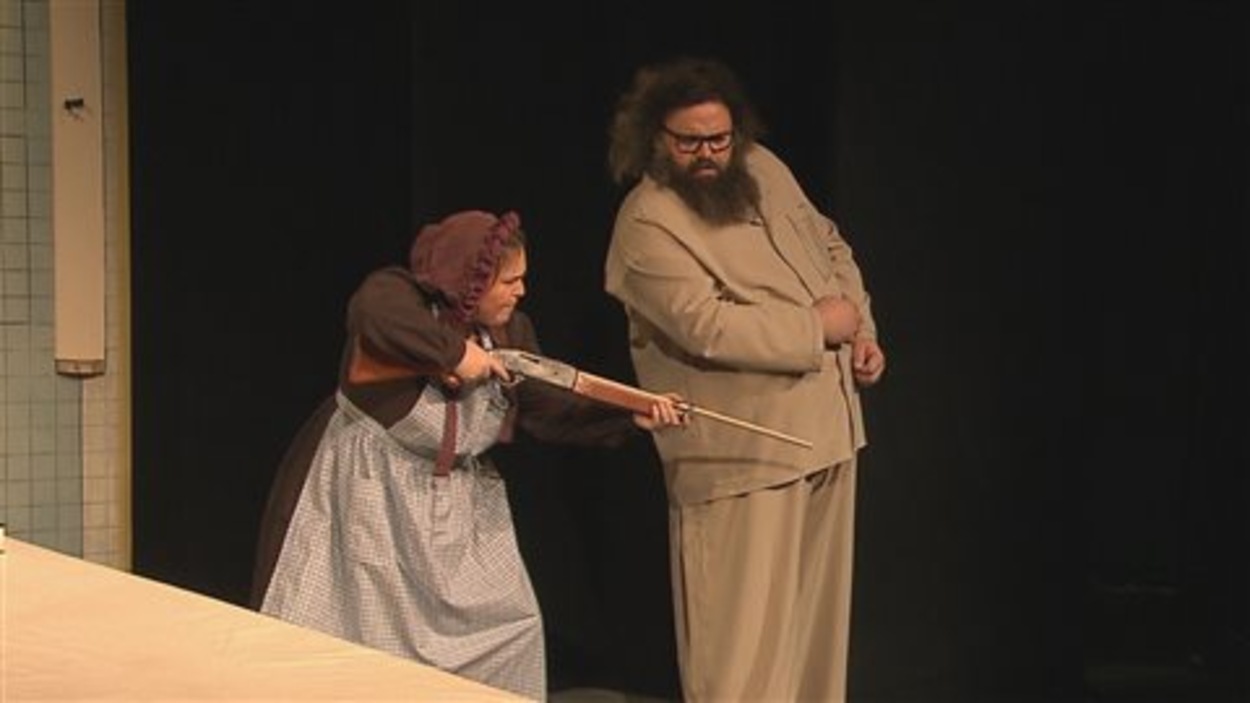 Serge Brideau dans le rôle du poète Alden Nowlan | Radio-Canada