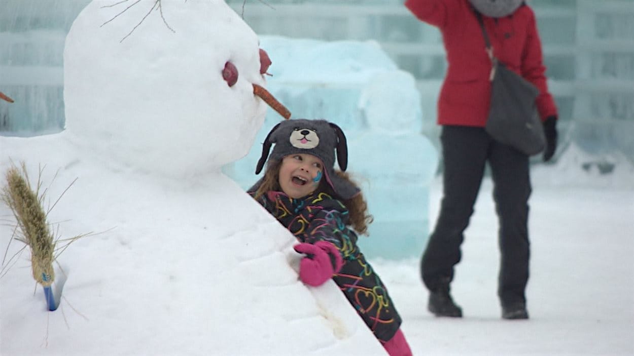 Les sculptures de glace attirent les foules à Winnipeg | Radio-Canada