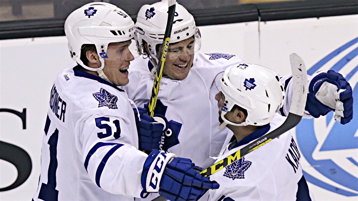 Parenteau couronne la remontée des Leafs à Boston | Radio-Canada