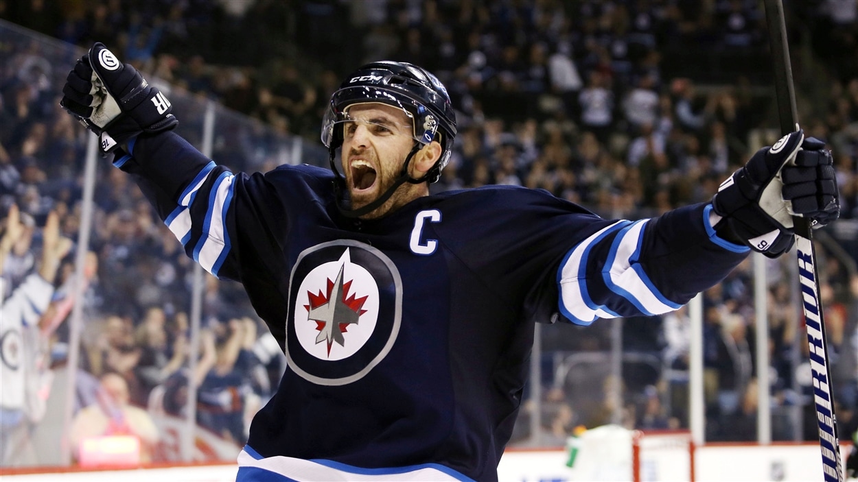 Andrew Ladd de retour avec les Blackhawks de Chicago | Radio-Canada