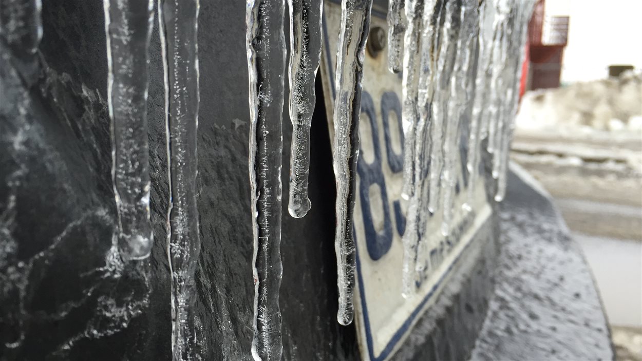 Des déplacements périlleux en raison du verglas | Radio-Canada