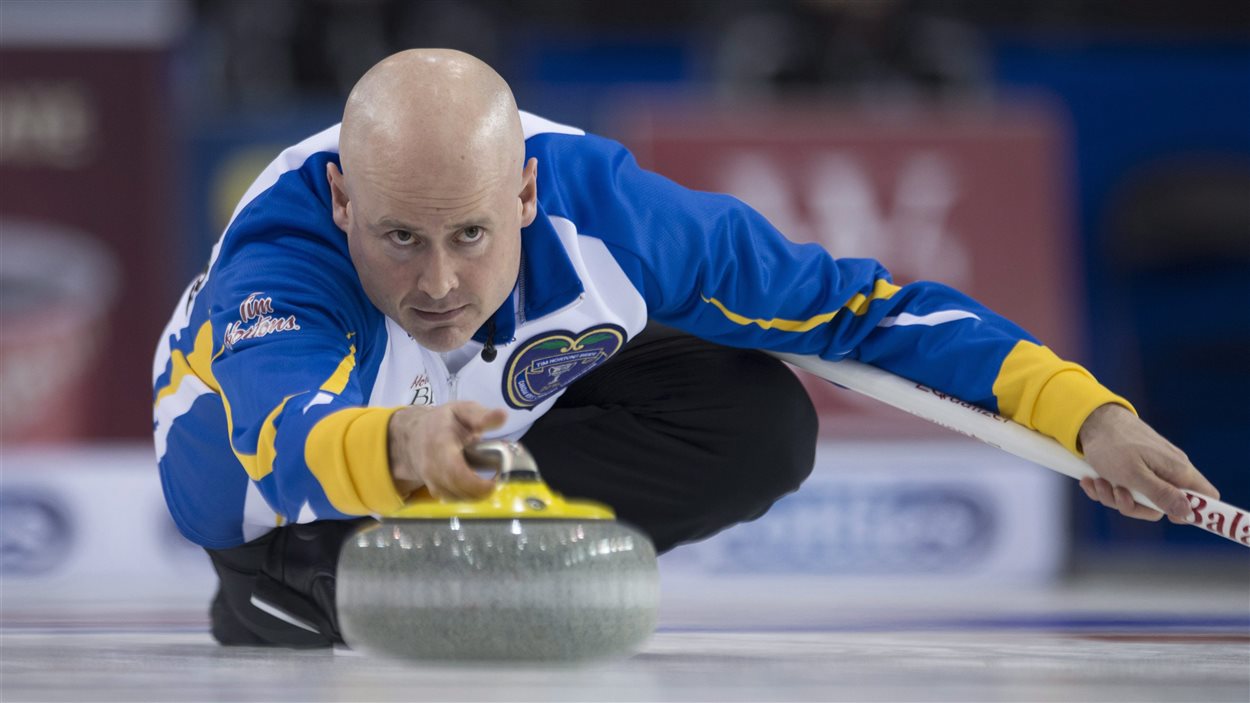 Brier : Kevin Koe aura le marteau contre le Manitoba | Radio-Canada
