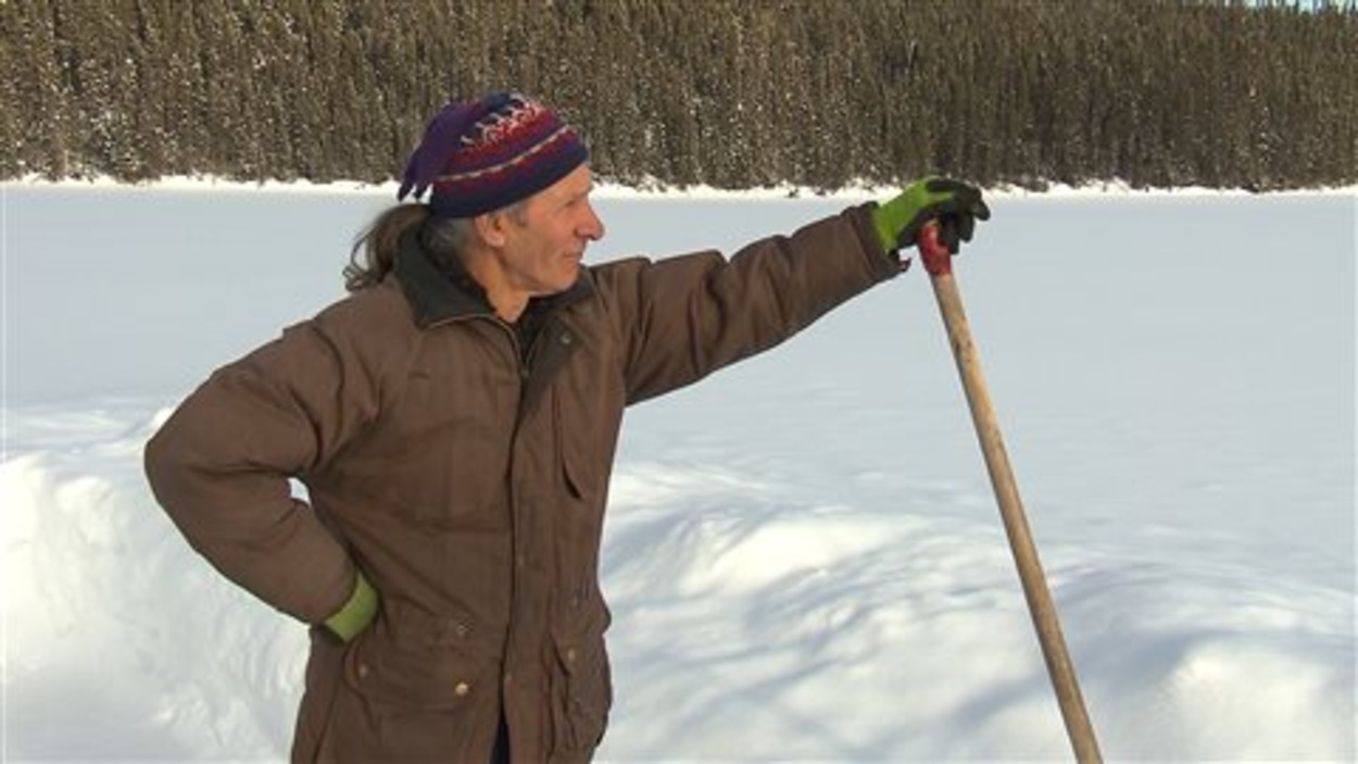 Vivre seul en forêt : le choix de René Dugas | Radio-Canada