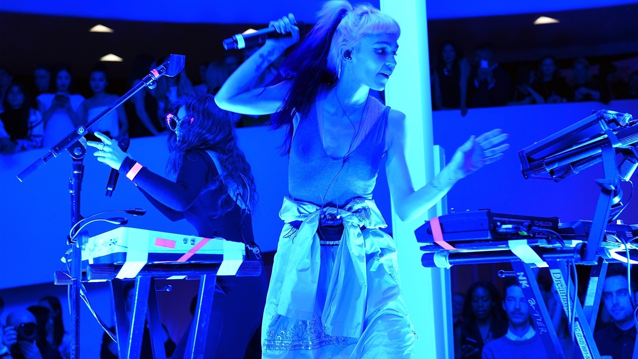 La chanteuse Grimes reçoit des décharges électriques en plein concert ...