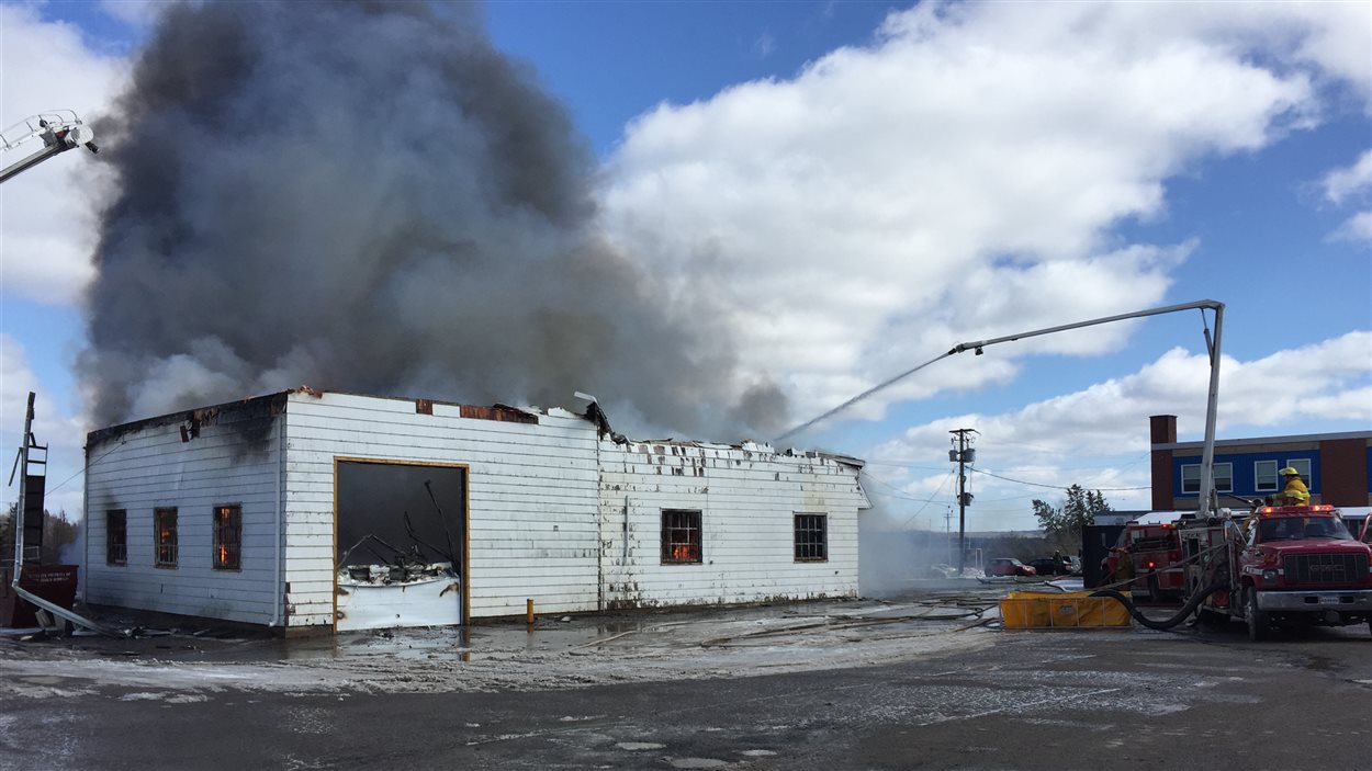 Important incendie près d'une école à Kennetcook | Radio-Canada