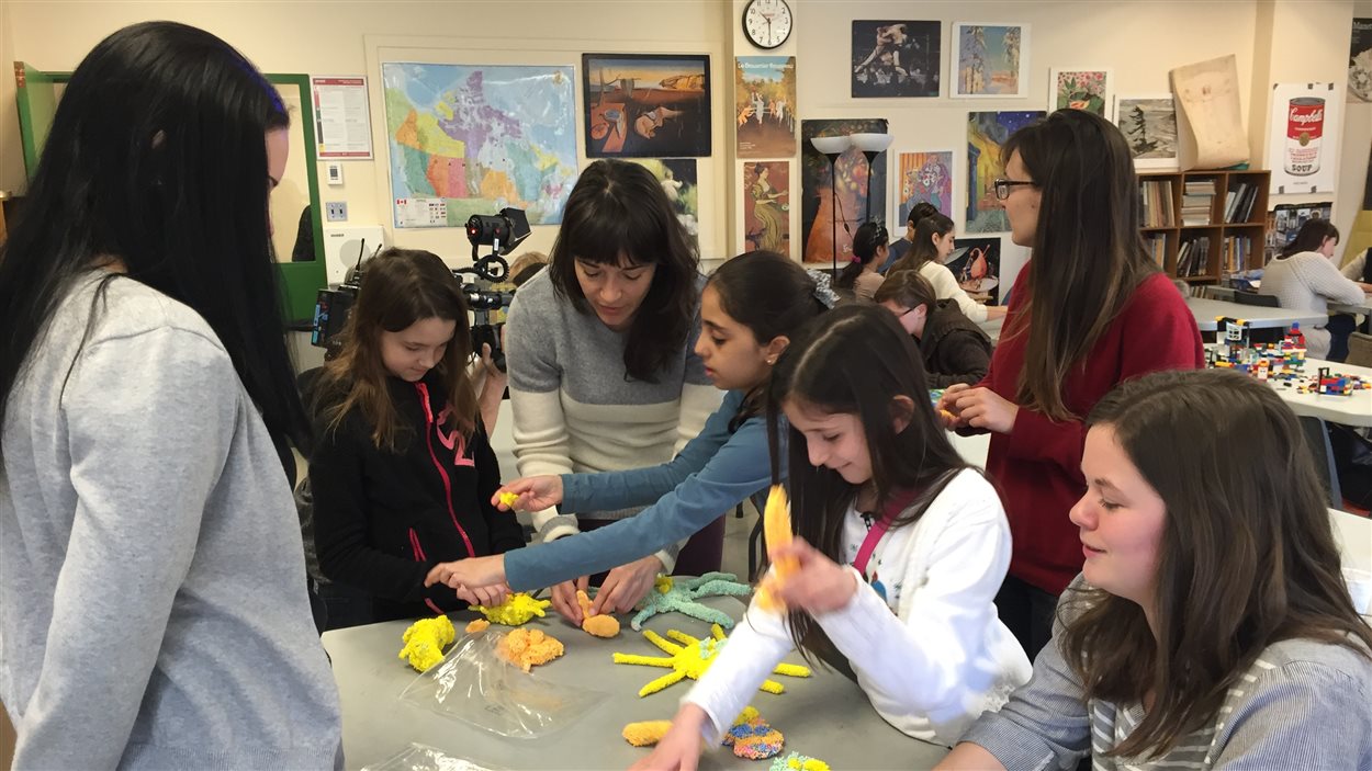 Des enfants syriens apprennent le français en s'amusant | Radio-Canada.ca