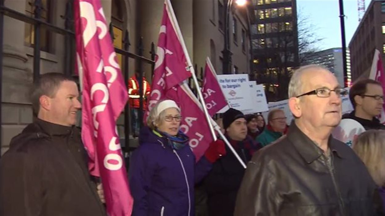 Le dernier des cinq syndicats du front commun approuve l'entente avec ...