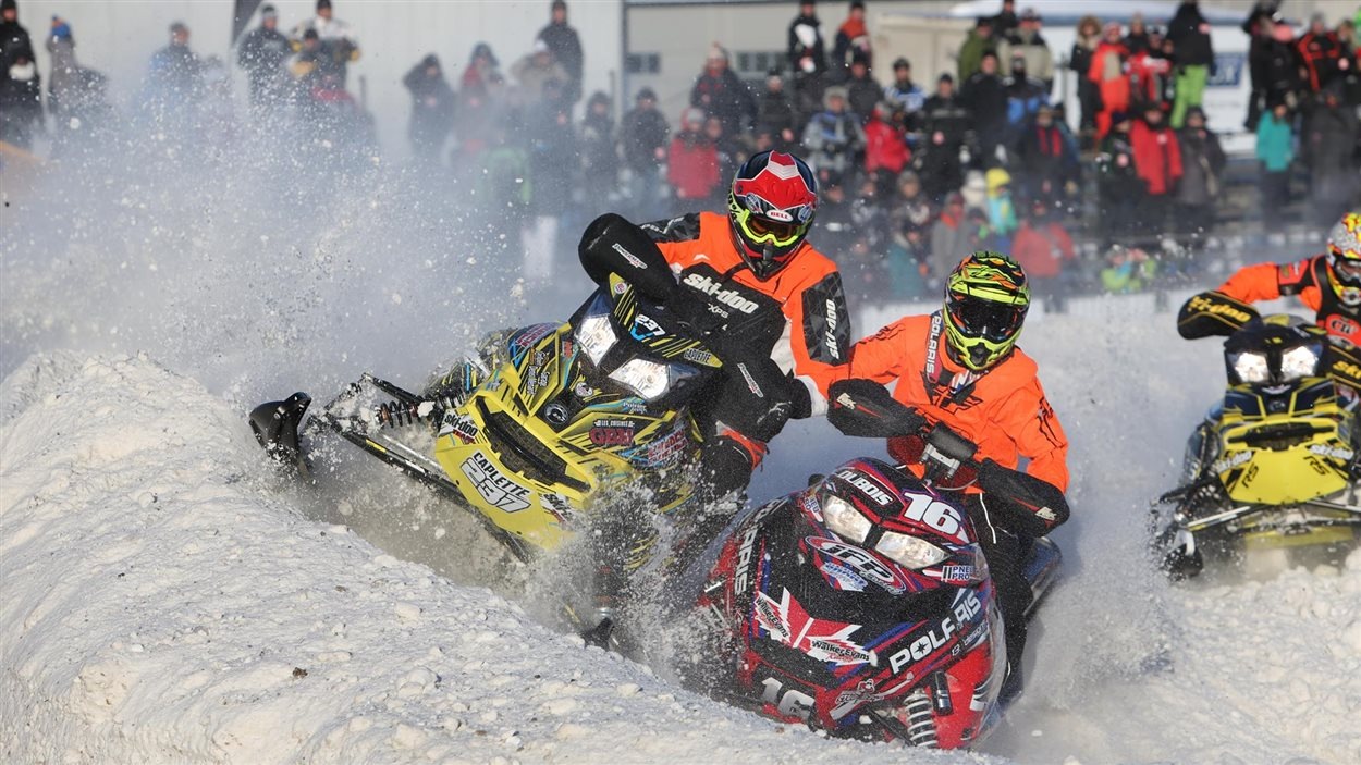Snocross : une course de motoneige en plein coeur de Baie-Comeau ...