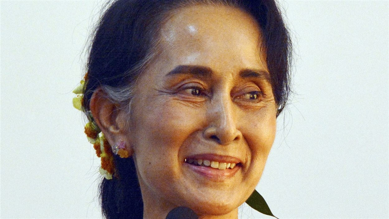 Aung San Suu Kyi commence à libérer des prisonniers politiques au ...