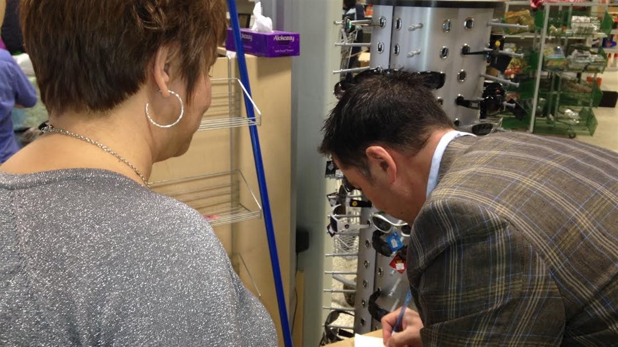 Un membre donne près de 500 $ à la Coop de Caraquet pour tenter de la ...