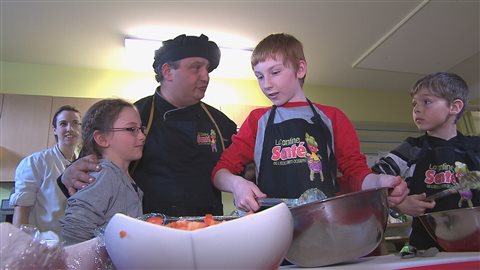 Le chef Giovanni Apollo visite de petits cuisiniers d’Alma | Radio-Canada