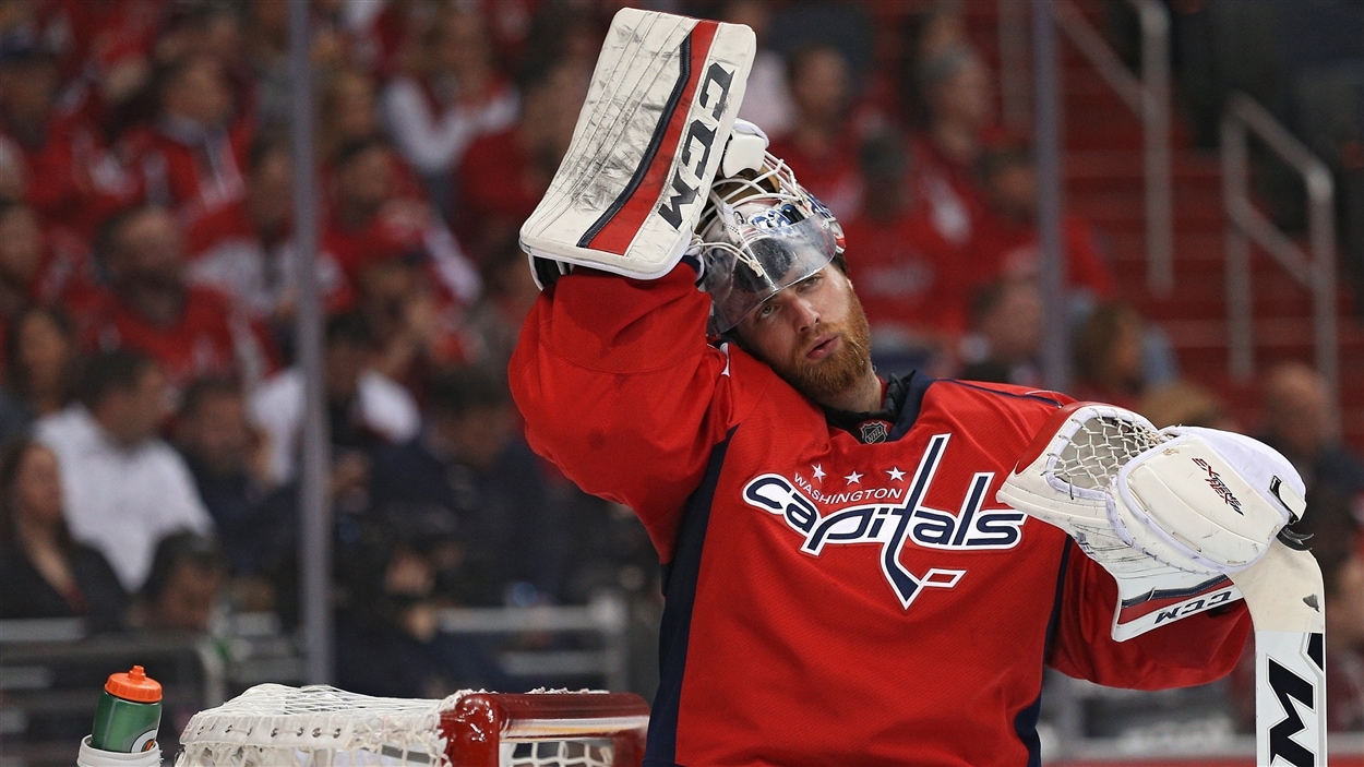 Holtby cause une frayeur aux Capitals à l'entraînement | Radio-Canada