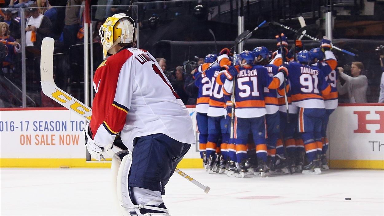 Les Islanders comblent l'écart et triomphent en prolongation | Radio-Canada