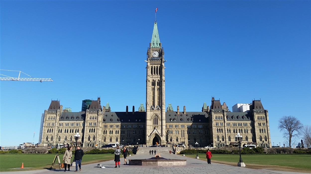 Le parlement se parera de vert et de blanc le 25 septembre | Radio-Canada