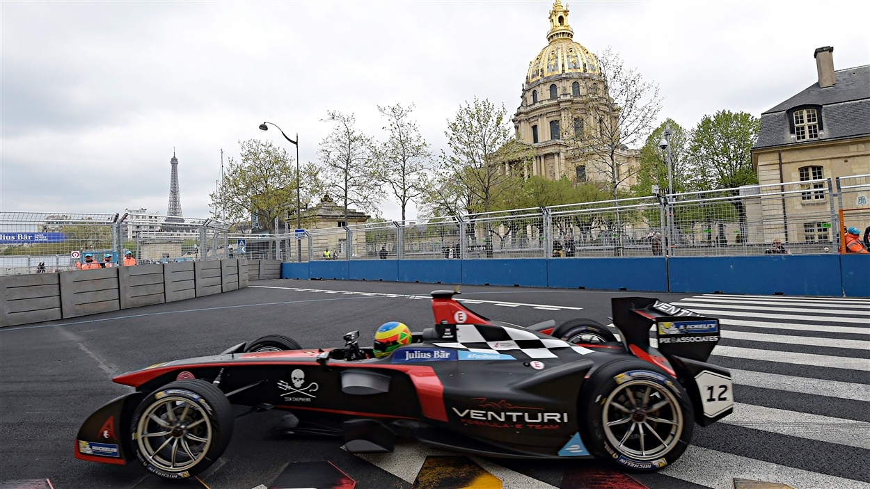 Di Grassi remporte la course de formule E de Paris | Radio-Canada