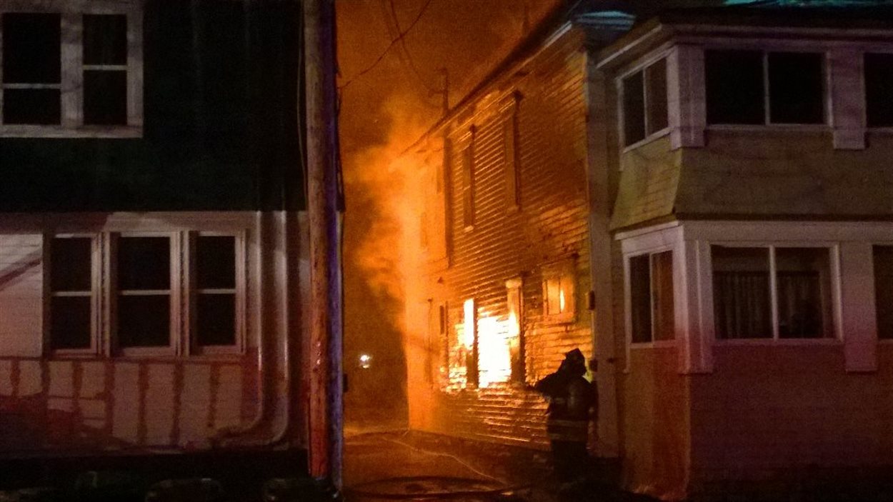 Deux maisons détruites par les flammes à Fredericton | Radio-Canada