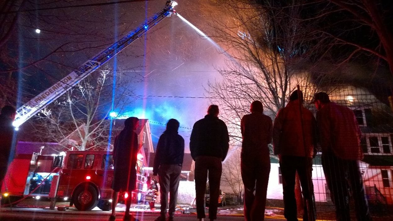 Deux maisons détruites par les flammes à Fredericton | Radio-Canada