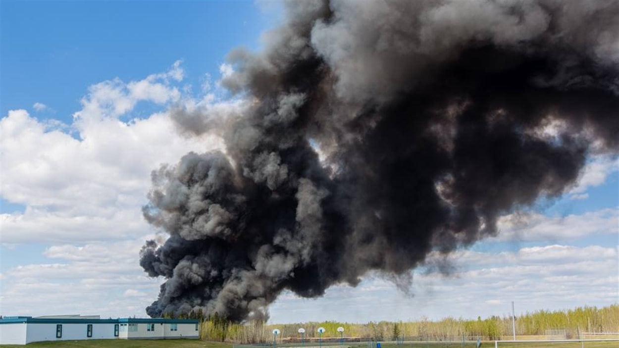 Un incendie détruit un pont ferroviaire en Alberta | Radio-Canada
