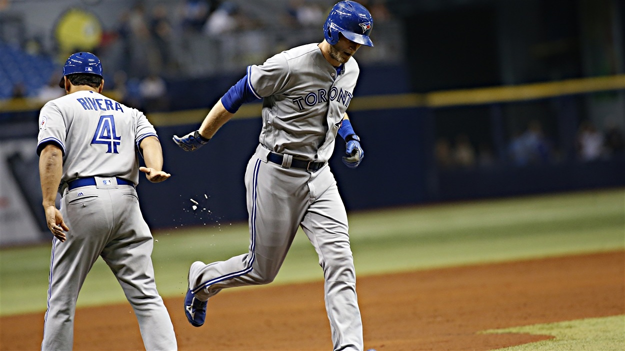 Les Jays l'emportent à coups de circuit | Radio-Canada