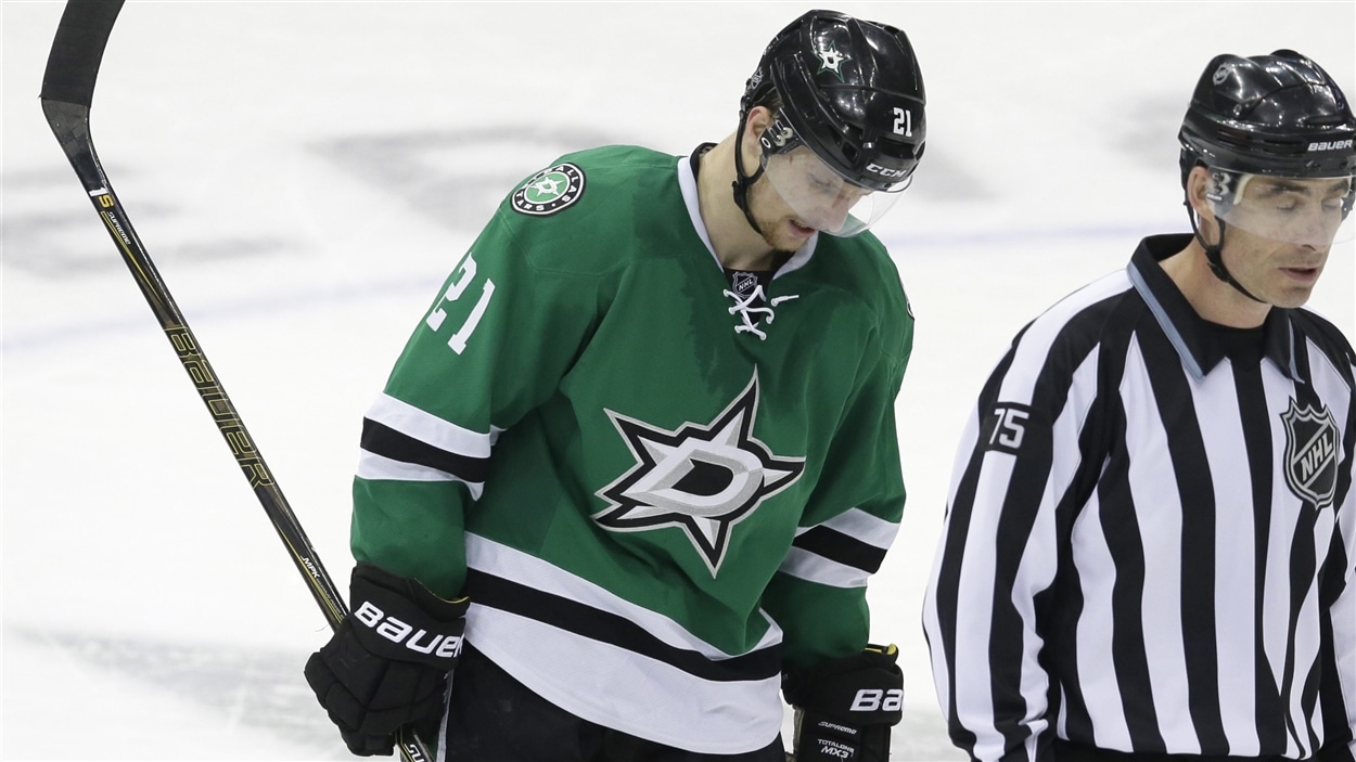 Antoine Roussel coule les Stars | Radio-Canada