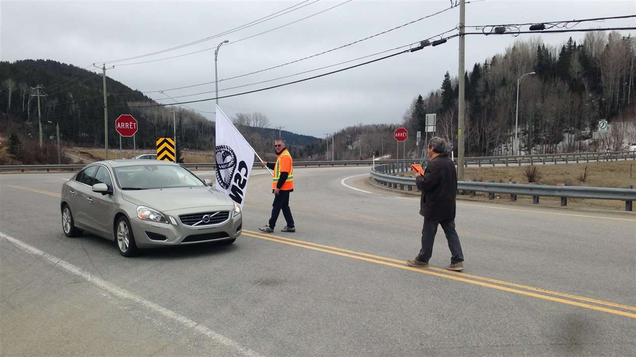 Des syndiqués ralentissent la circulation sur la route 172 près de ...