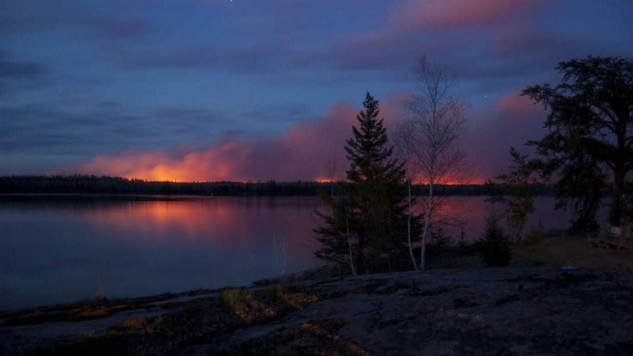 Le feu du parc provincial Nopiming se rapproche des chalets | Radio-Canada