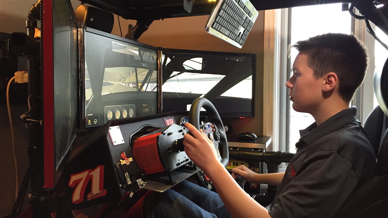 Le jeune pilote Raphaël Lessard savoure sa victoire en stock-car ...