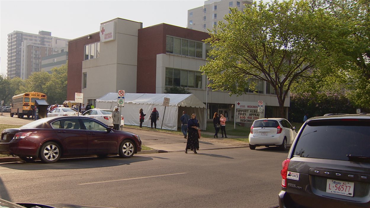 Des bénévoles de la Croix-Rouge débarquent à Edmonton | Radio-Canada