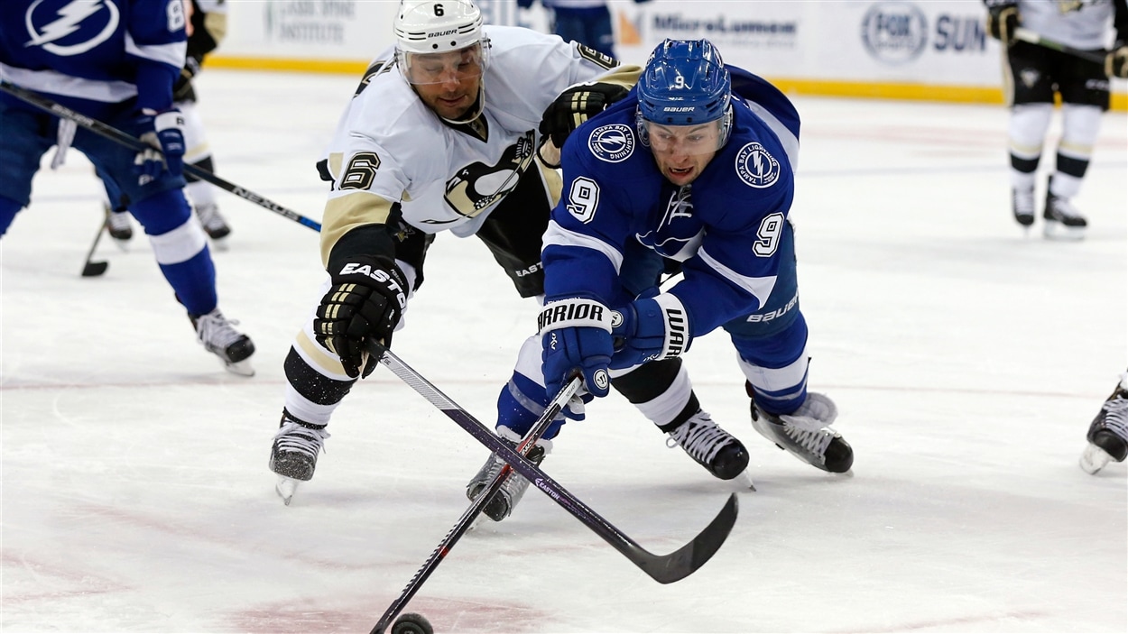 Penguins et Lightning à quatre victoires de la finale | Radio-Canada