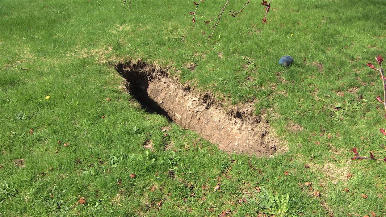 Un trou béant de 2,5 mètres dans sa cour | Radio-Canada