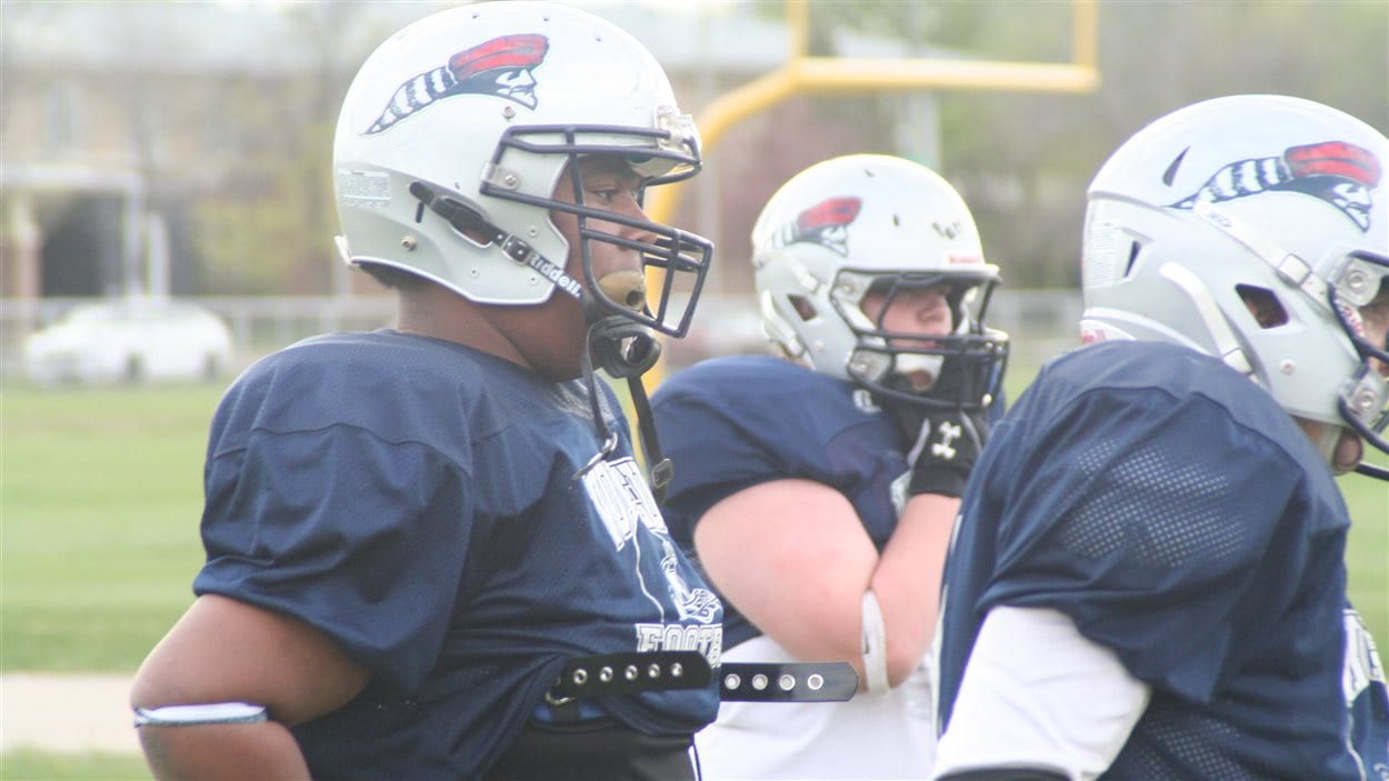 Des jeunes évacués accueillis par l'équipe de football de Bonnyville ...