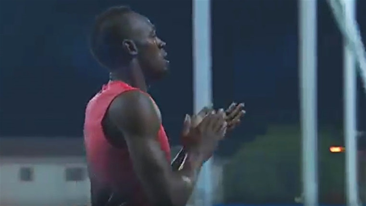 Bolt l'emporte sans forcer aux îles Caïmans | Radio-Canada