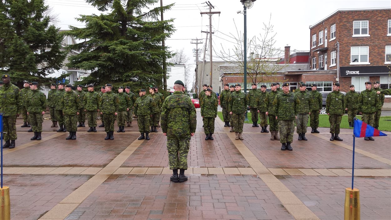 Parade militaire pour le 75e anniversaire du 34e Régiment du génie de ...