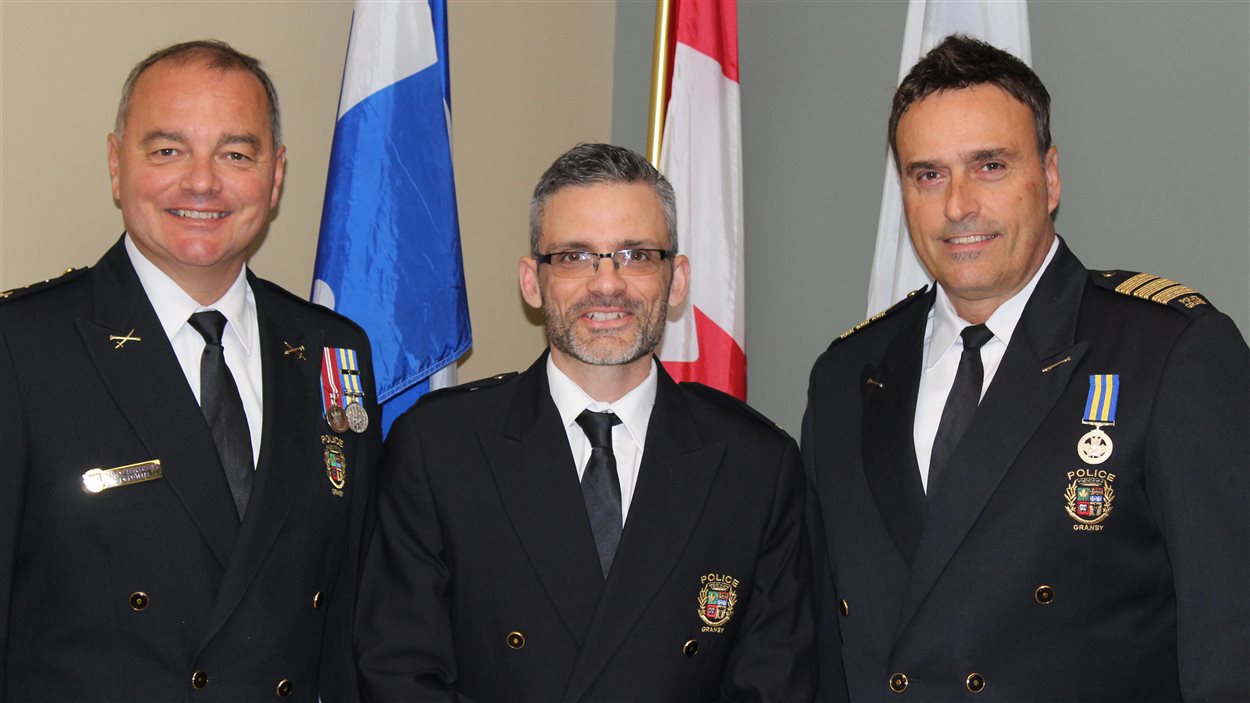 Un policier de Granby reçoit les grands honneurs | Radio-Canada