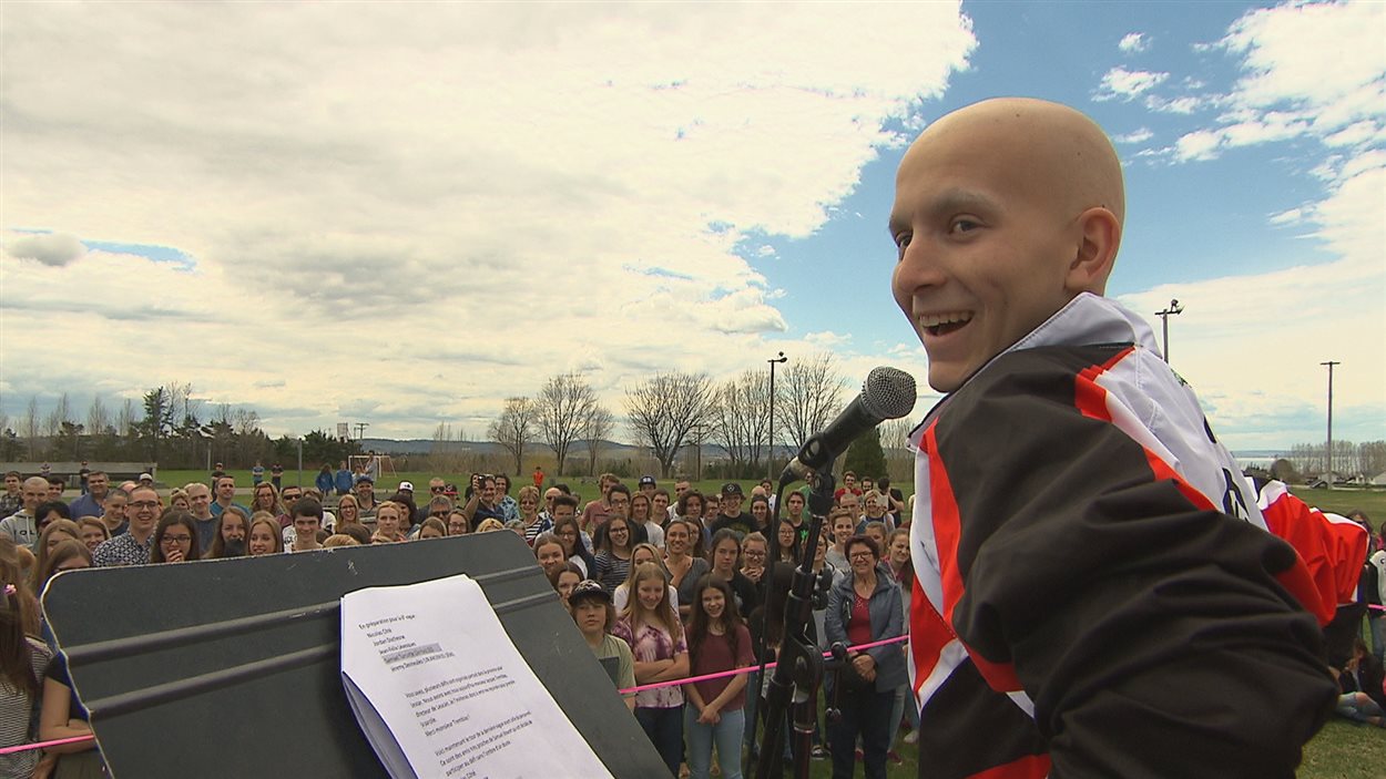 36 têtes rasées par solidarité avec Samuel Doucet | Radio-Canada
