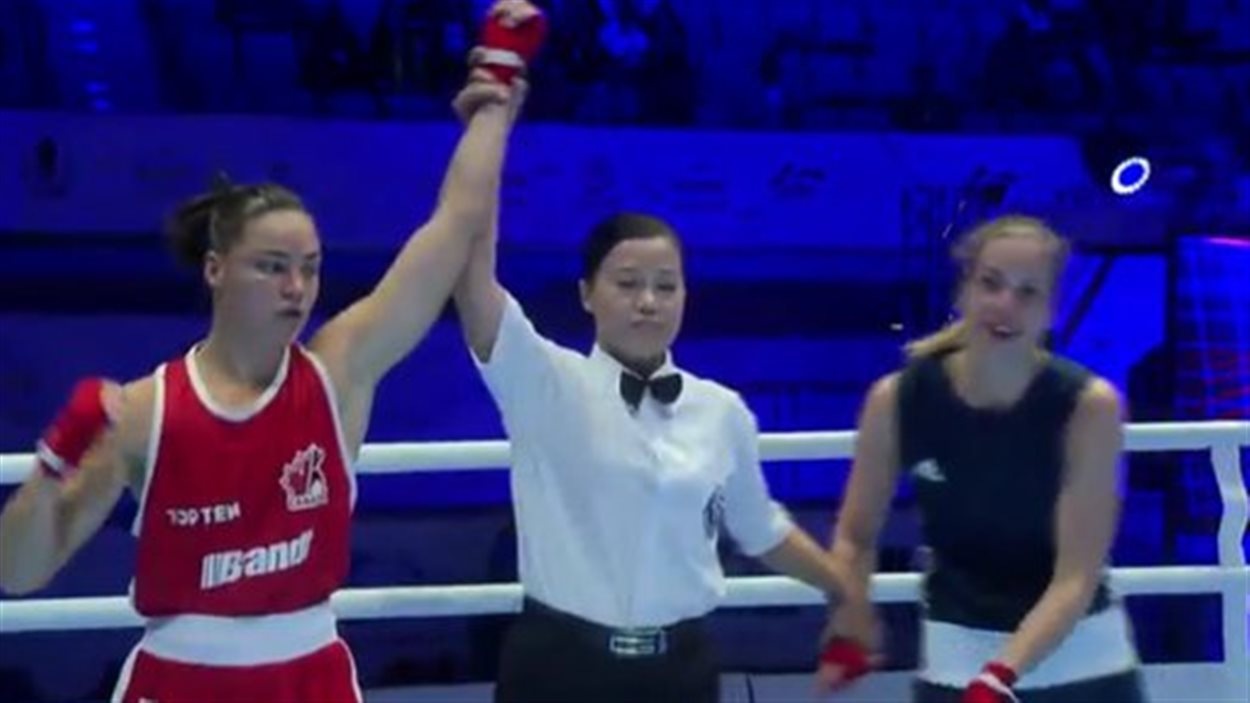 Premier gain pour Caroline Veyre aux mondiaux de boxe | Radio-Canada