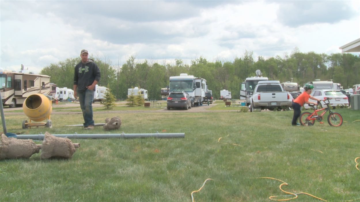 Près de 800 évacués de Fort McMurray sont réfugiés dans un camping pour ...