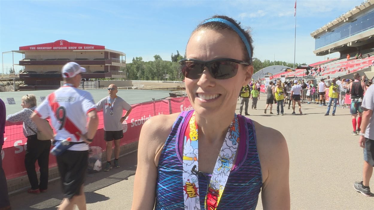 Plus de 10 000 coureurs au marathon de Calgary | Radio-Canada