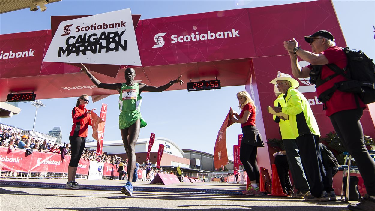 Plus de 10 000 coureurs au marathon de Calgary | Radio-Canada