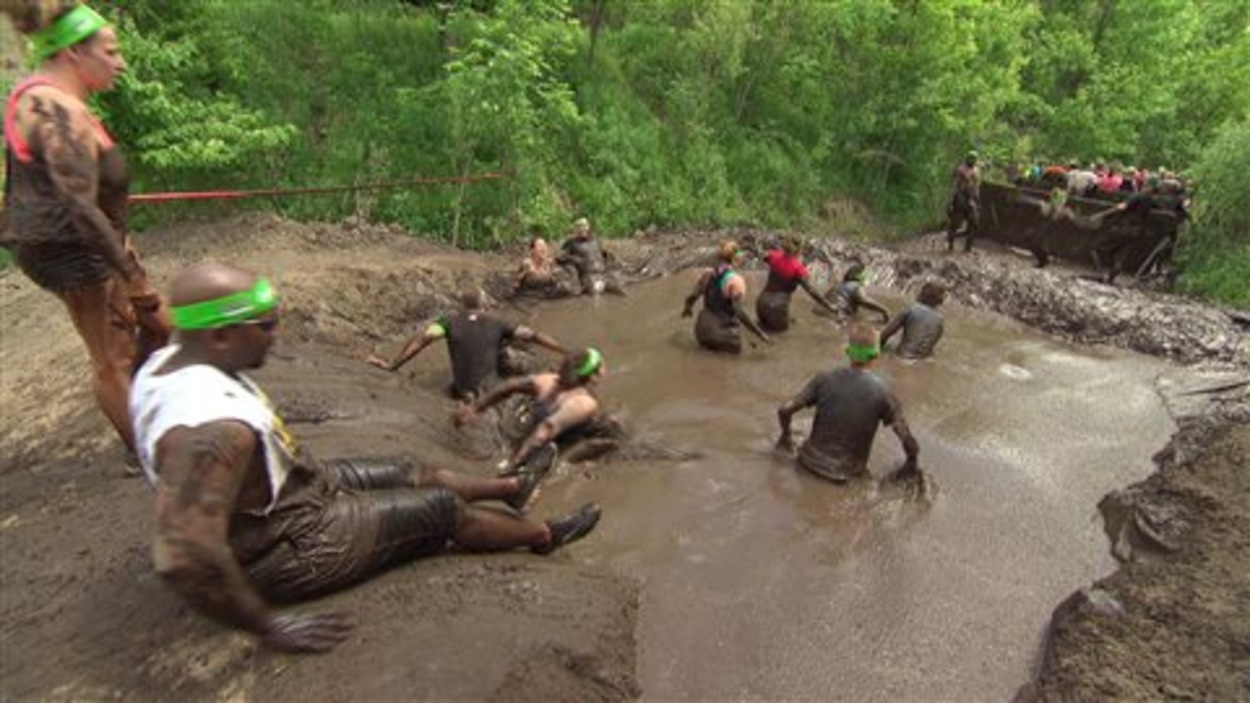 Courir dans la boue pour lutter contre le cancer | Radio-Canada