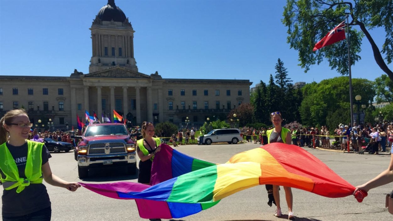 Le défilé de la fierté gaie attire des milliers de personnes à Winnipeg ...