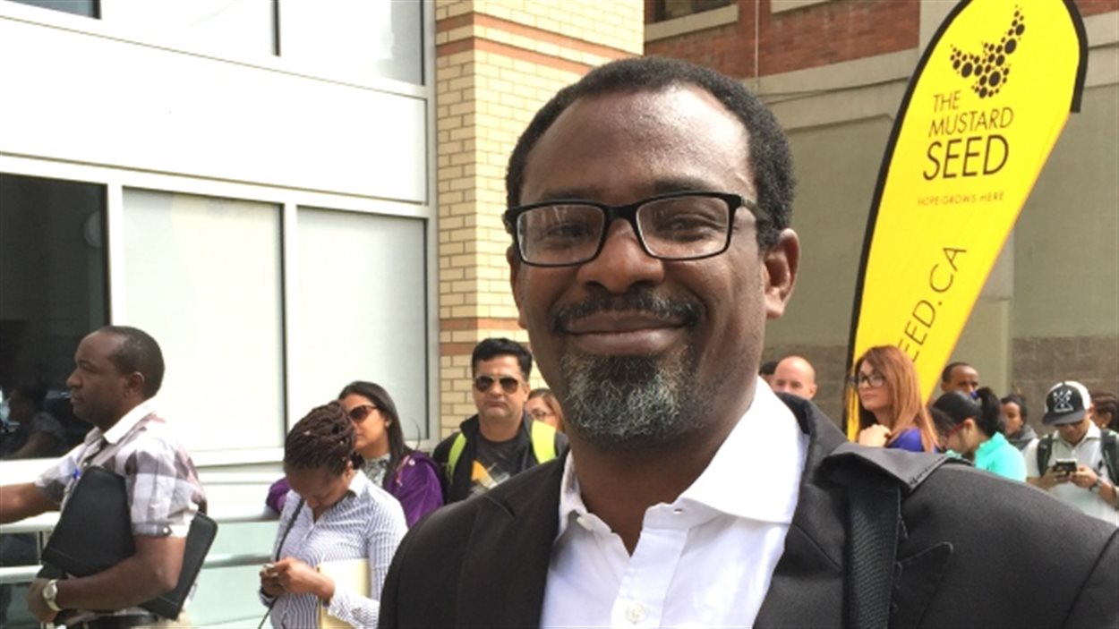 Une longue file à la foire de l'emploi de Calgary | Radio-Canada