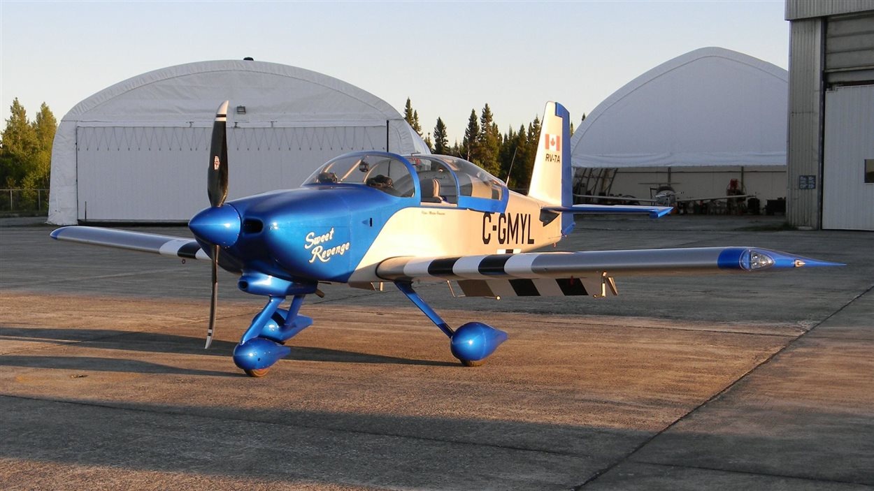 Martin Rousseau vole avec l'avion qu'il a construit | Radio-Canada